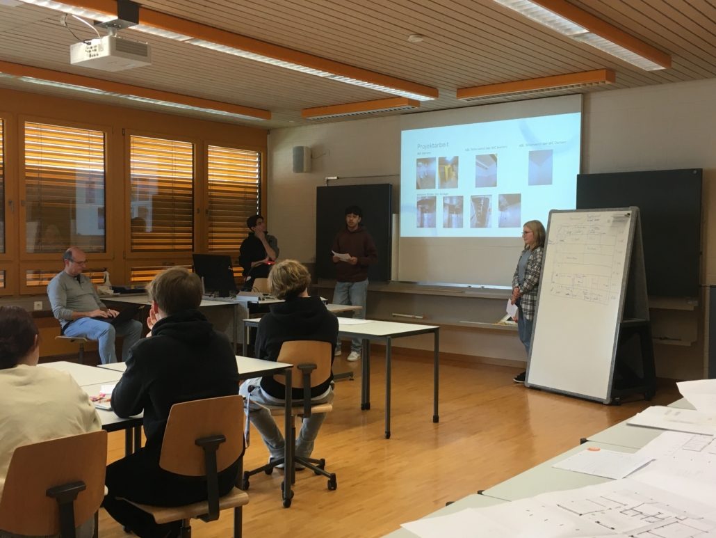 Zürcher Lernende üben projektorientiertes Arbeiten am BWZT in Wattwil ...