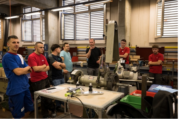 Mit vollem Elan ins Arbeitsleben - Baugewerbliche Berufsschule Zürich Mit vollem Elan ins Arbeitsleben - Baugewerbliche Berufsschule Zürich